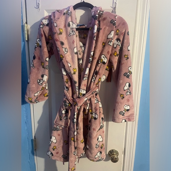 Peanuts | Intimates & Sleepwear | Snoopy Themed Peanuts Robe | Poshmark
